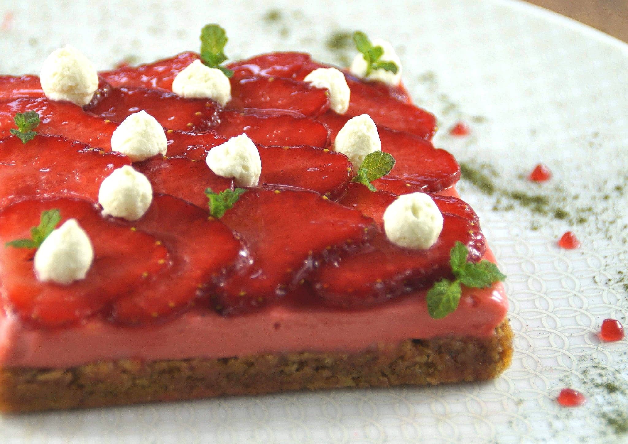 Sablé aux baies d’argousier, crémeux aux fraises et au basilic - Chef Luc