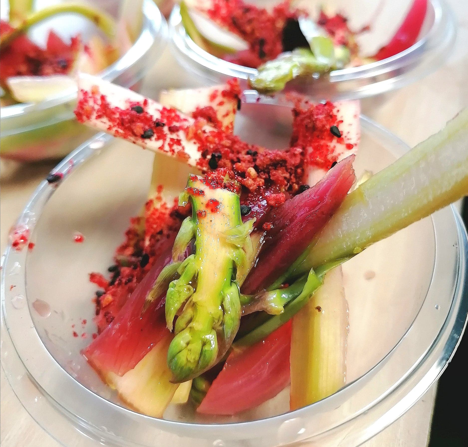 Pickles d’oignons rouges et gingembre, asperges crues, crumble de ...